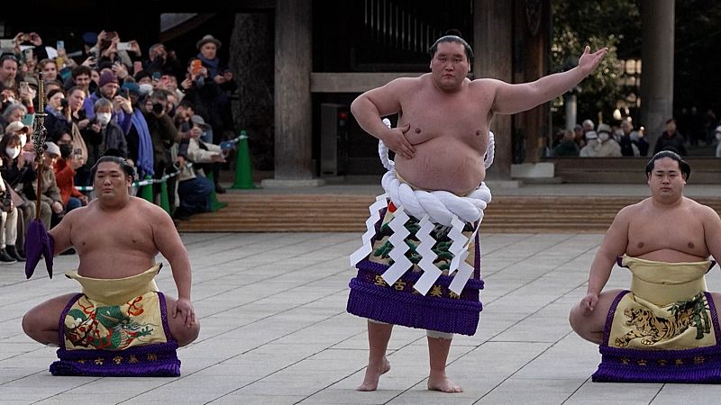 Campeão de Sumo inicia a temporada com um ritual no Santuário Meiji