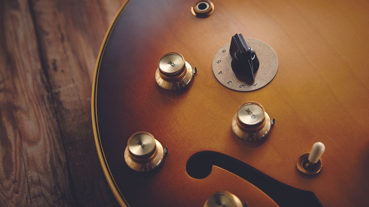 Gibson's ES-345 struck a middle ground between the 335 and 355. It ...