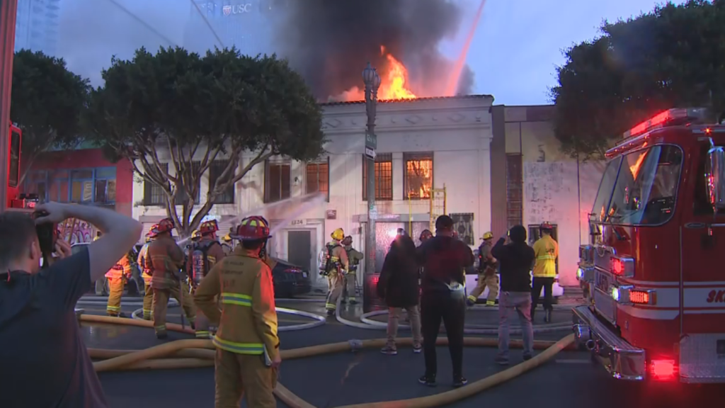Neary 100 firefighters battle commercial building blaze in downtown Los ...