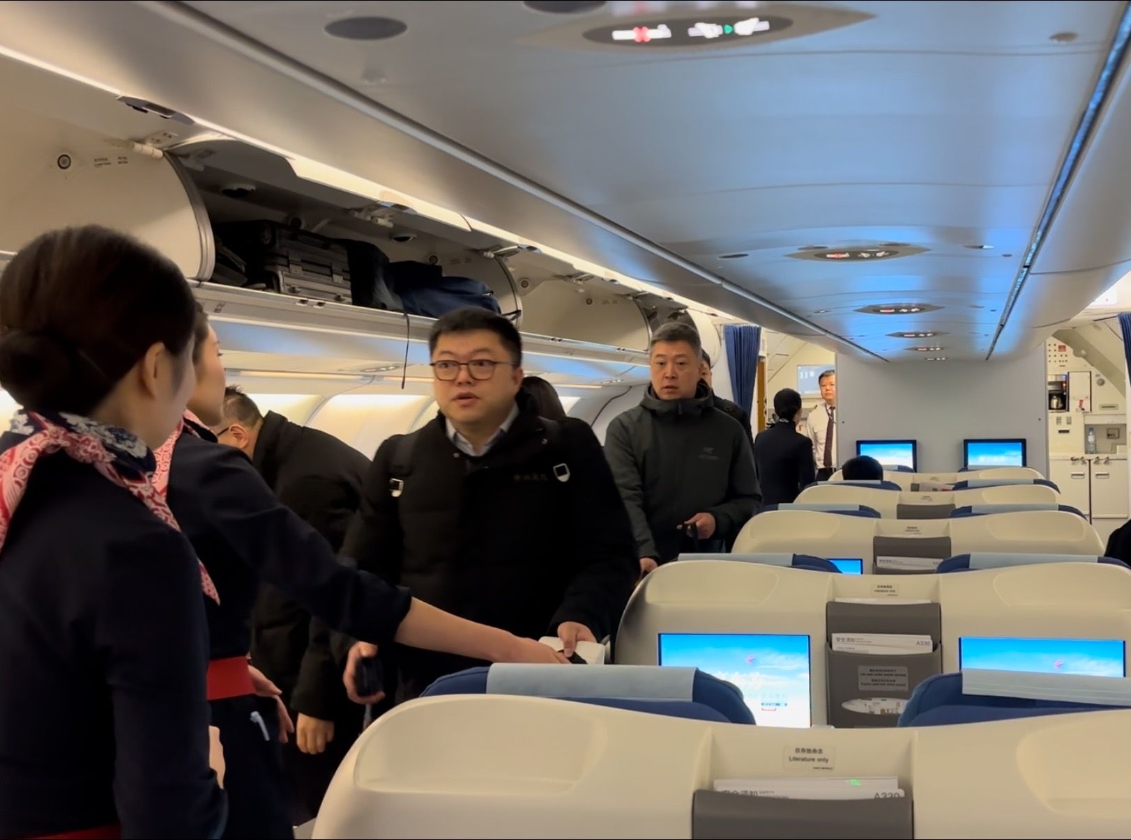 东航运送首支上海医疗队和7吨多物资驰援日喀则地震灾区