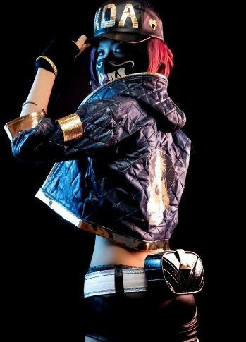 LOL阿卡丽COS：纤细腰身绝绝子，KDA皮肤超酷炫，每一帧都是大片