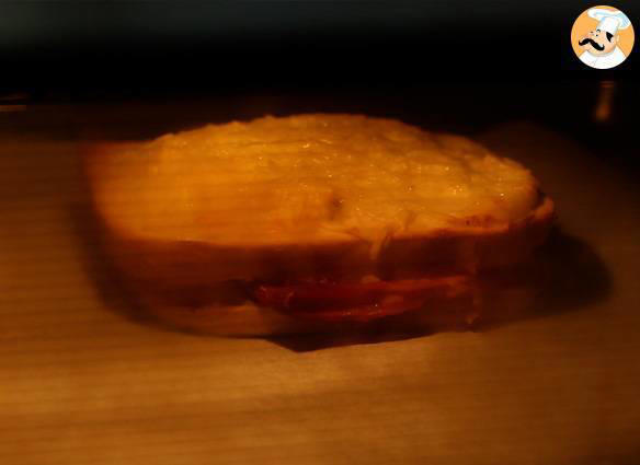 Gourmet croque-monsieur met béchamelsaus