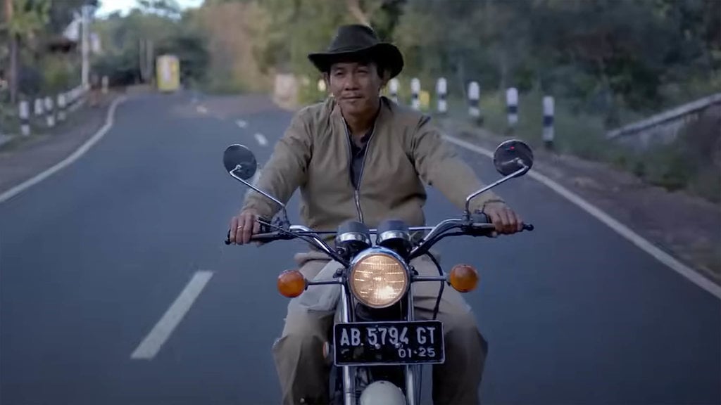 Sinopsis Film Almarhum Dibintangi Ratu Sofya & Rukman Rosadi