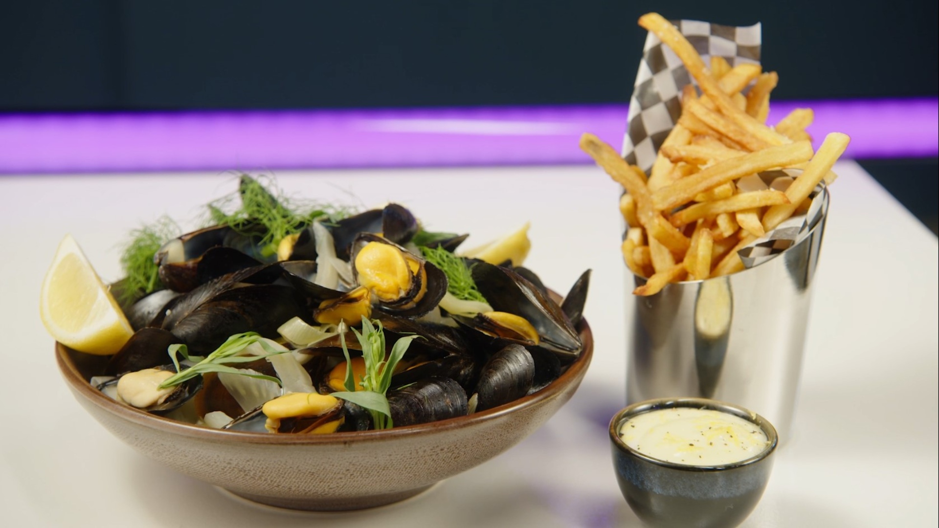 Muscheln und Pommes frites mit Zitronen-Aioli, ein französischer Klassiker