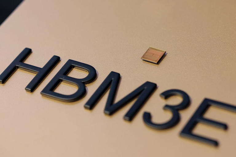 SK하이닉스, 모형·영상까지 동원한 HBM3E 16단 실물 공개