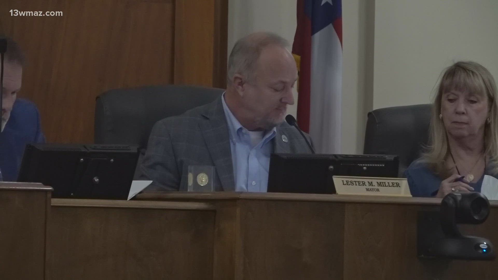 Macon-Bibb commissioners vote to allow third term for Mayor Lester Miller