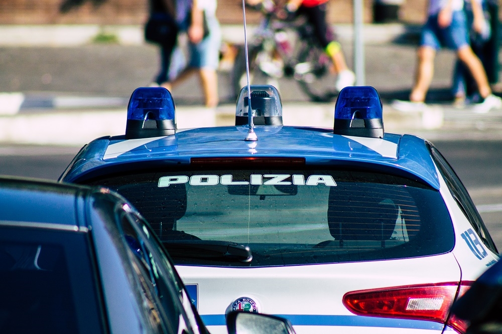 Ιταλία: Η ιταλική αστυνομία συνέλαβε 384 ανθρώπους, κατάσχεσε 1,4 ...