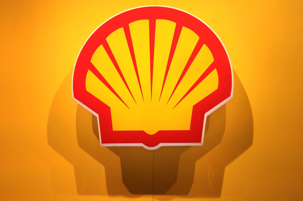 Shell Warns of Significantly Lower Integrated Gas Earnings, Cuts ...