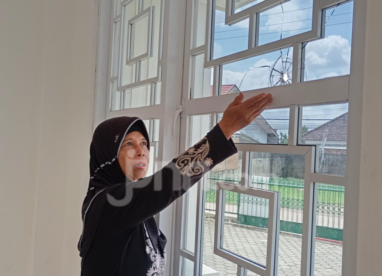 Heboh, Kaca Masjid Ash Shomad di Palembang Diduga Terkena Peluru Nyasar