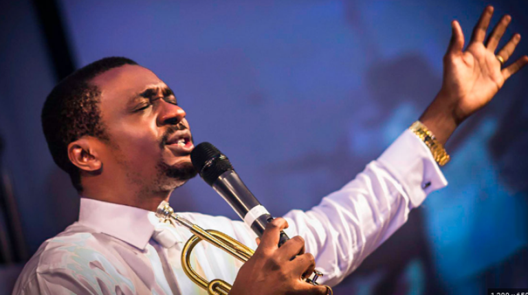 WATCH: Nigerian worship leader Pastor Nathaniel Bassey ministers at ...