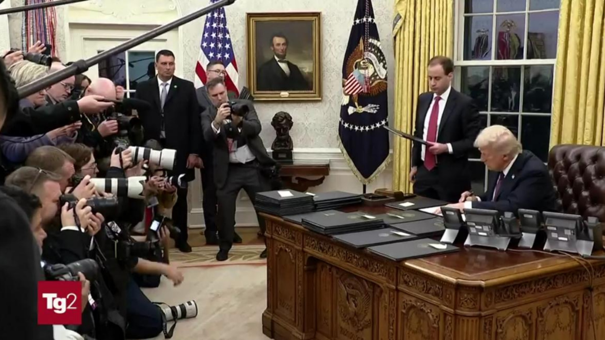 Per la seconda volta Donald Trump torna nello studio ovale e firma gli ...
