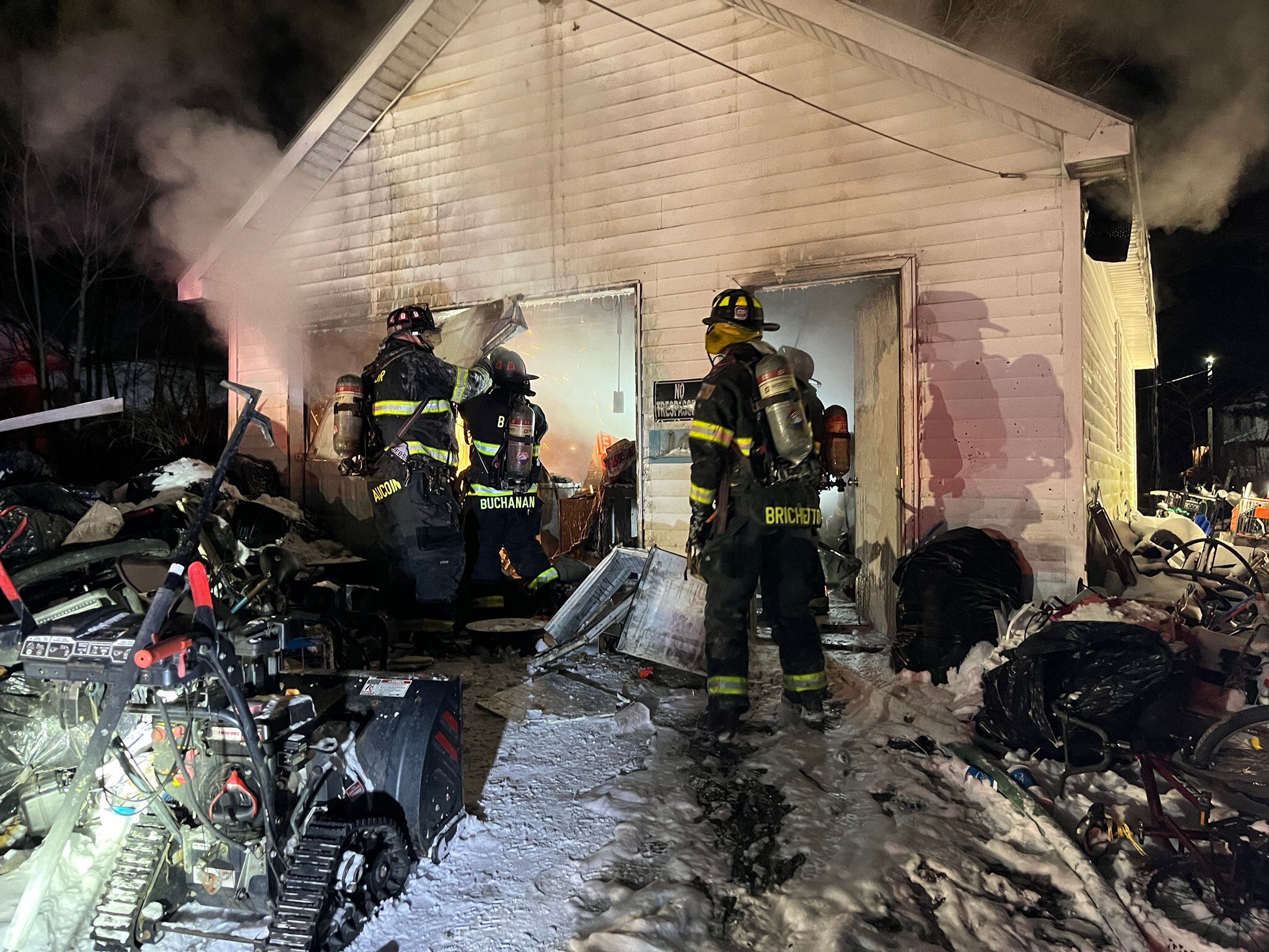 Crews quickly put out garage fire in Bangor
