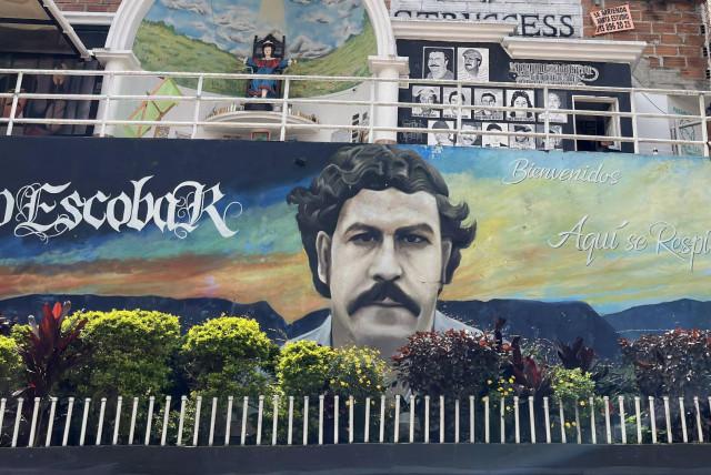 Alcaldía borró el mural de Pablo Escobar ubicado en un barrio llamado ...