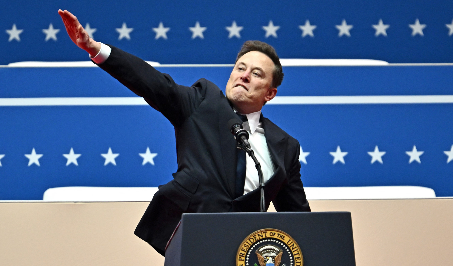 Elon Musk sembra fare il saluto fascista durante il comizio di insediamento