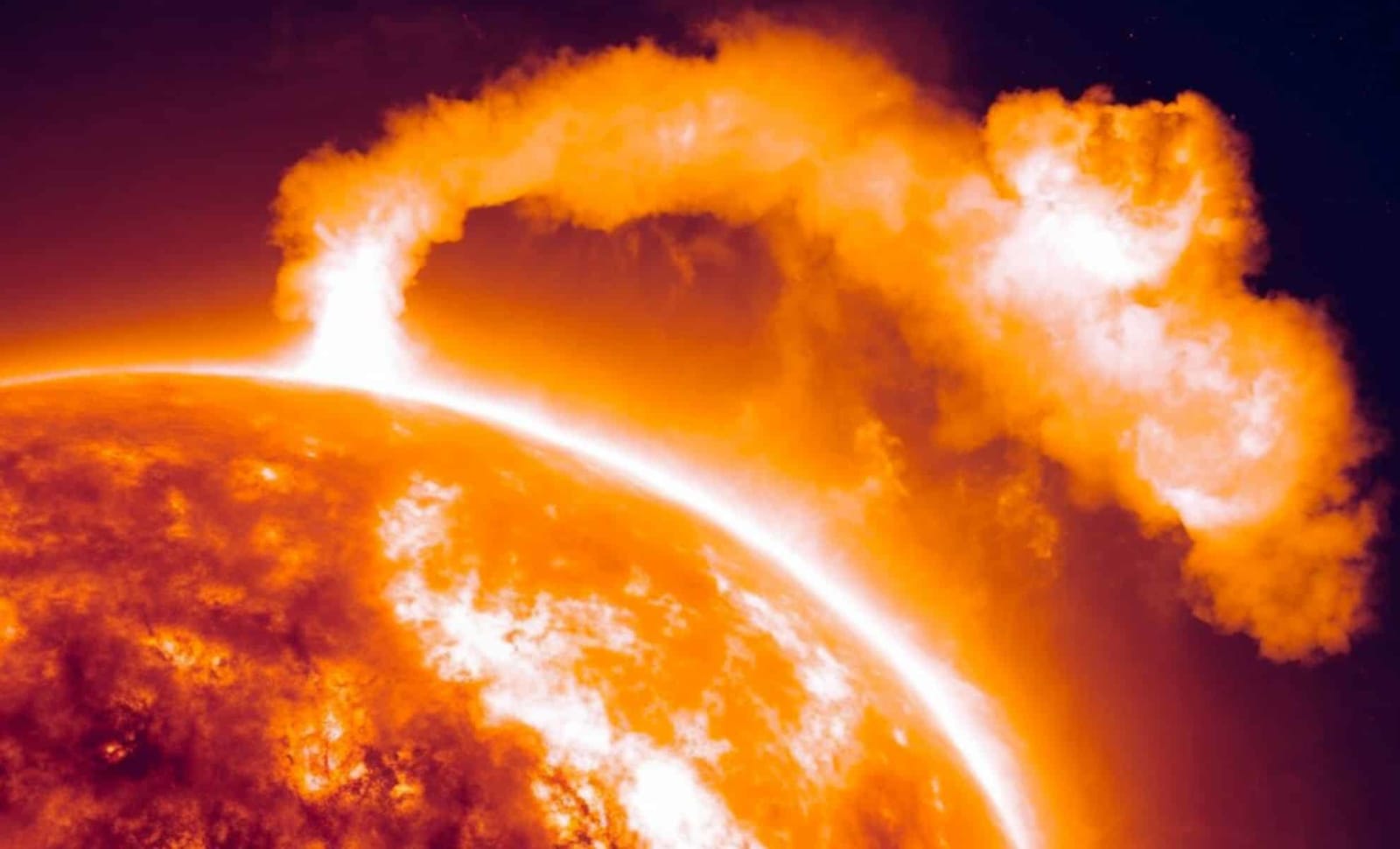 Next Solar Superstorm Might Leave the Planet in Darkness: Experts Sound ...
