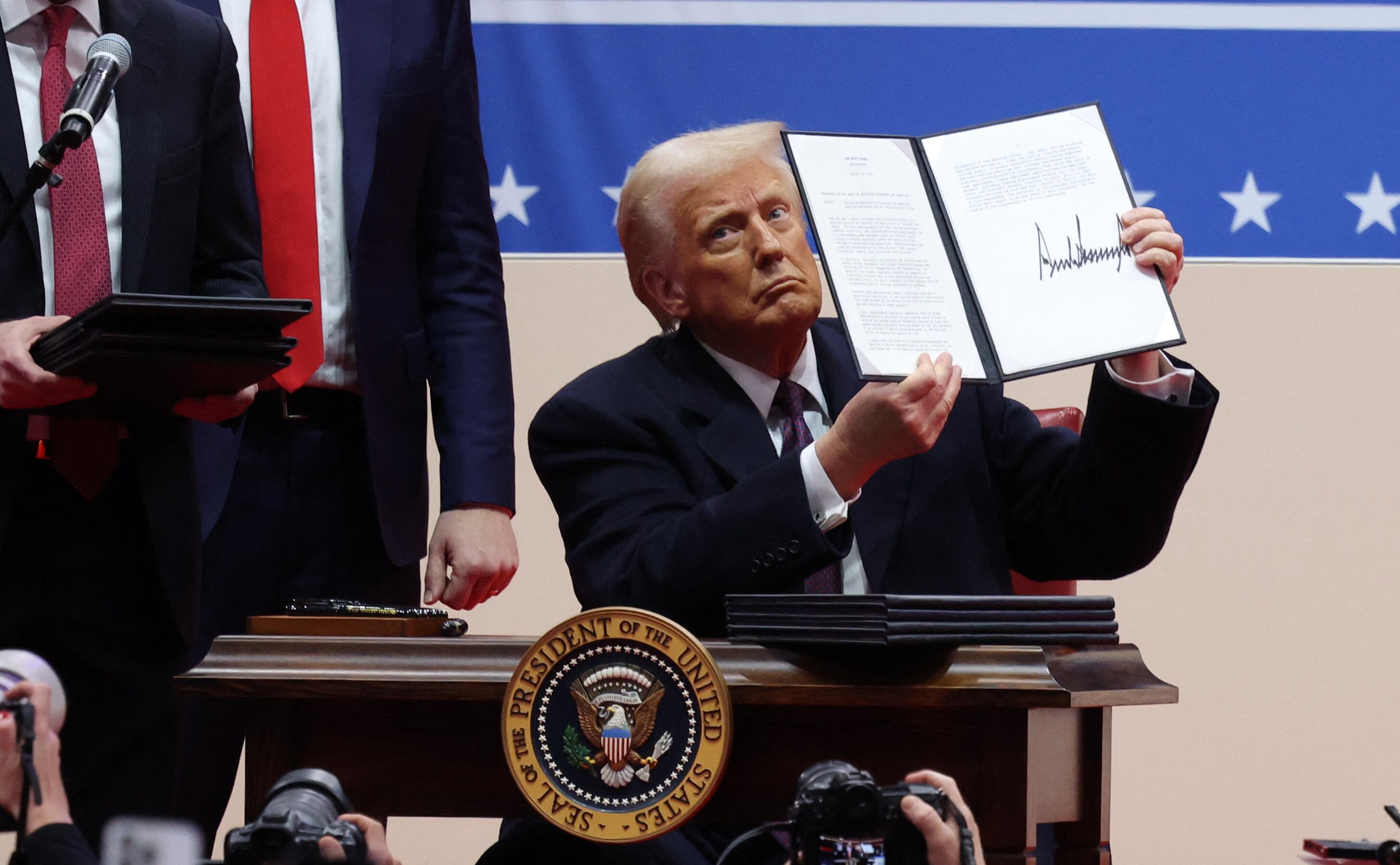 Donald Trump deshace el legado de Biden firmando una oleada de decretos ...