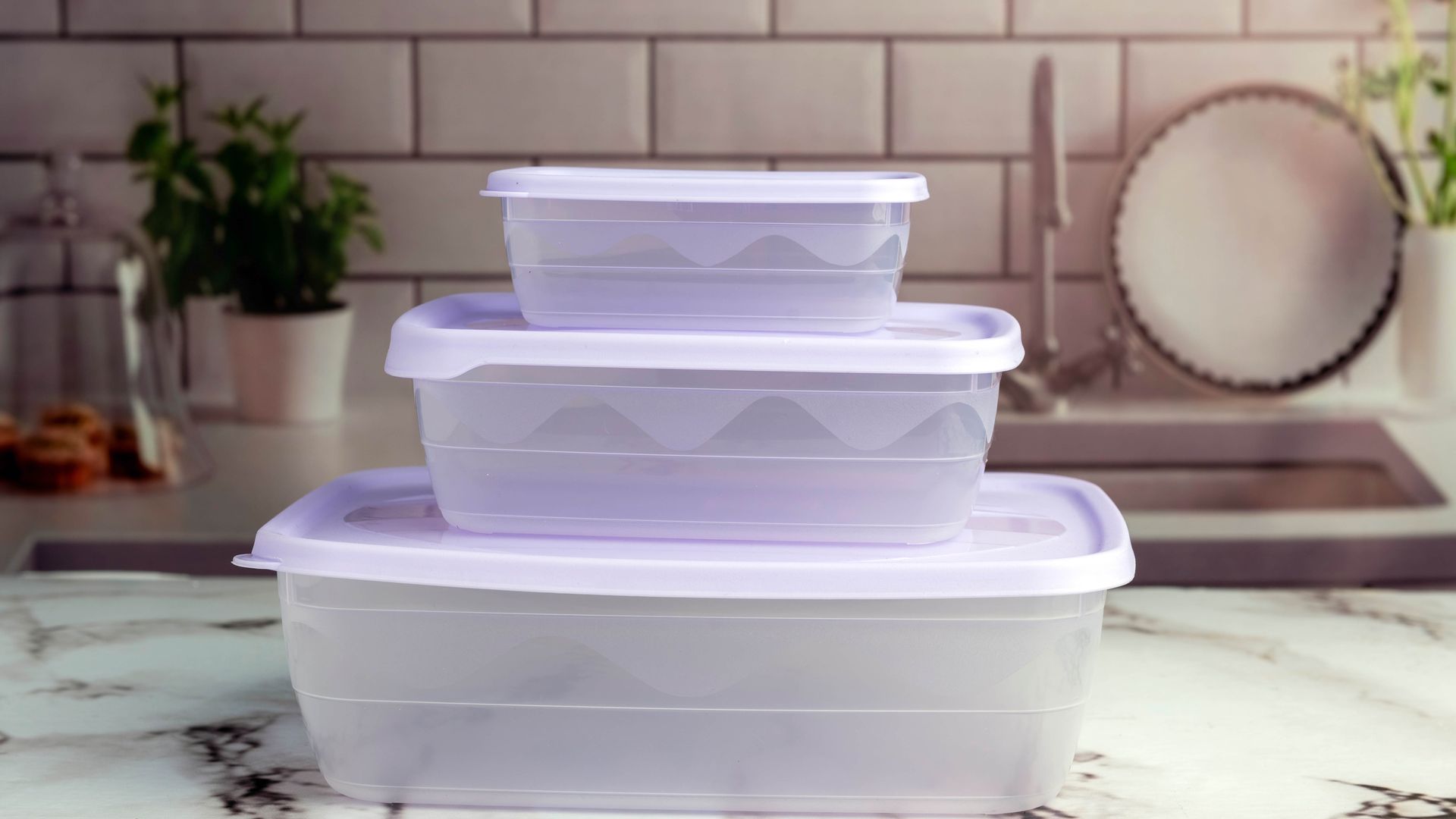 5 signs it’s time to throw out old plastic food containers