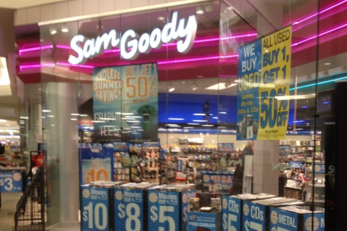 12 Iconic American Mall Stores from the ’80s That No Longer Exist