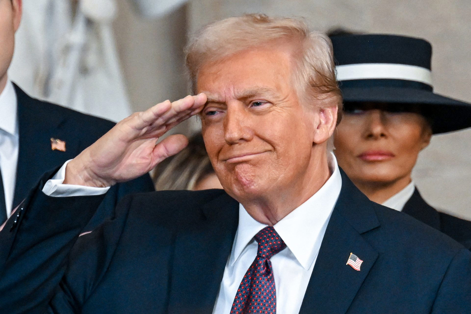 Trump da su primer discurso como presidente y todos se fijan en este ... Trump da su primer discurso como presidente y todos se fijan en este ...