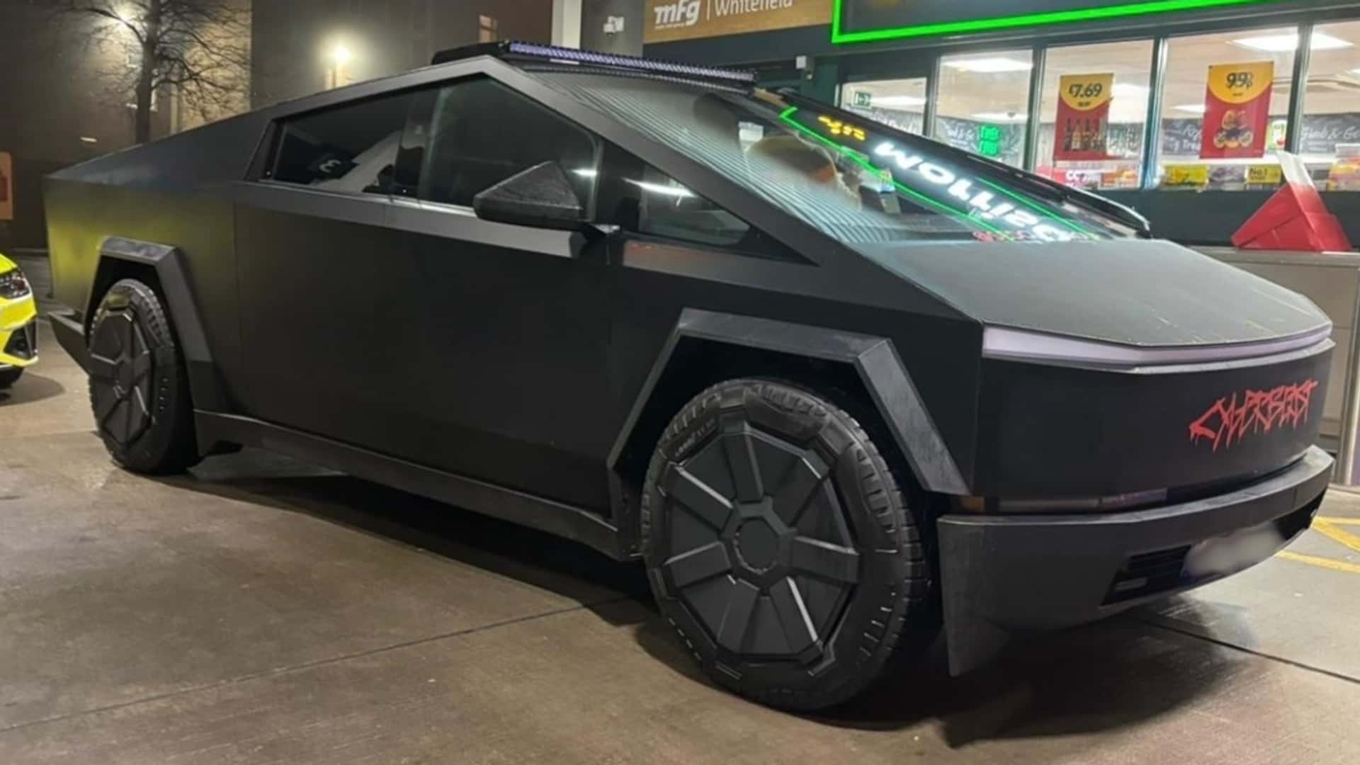 İngiliz Polisi, Tesla Cybertruck'ı trafikten men etti!