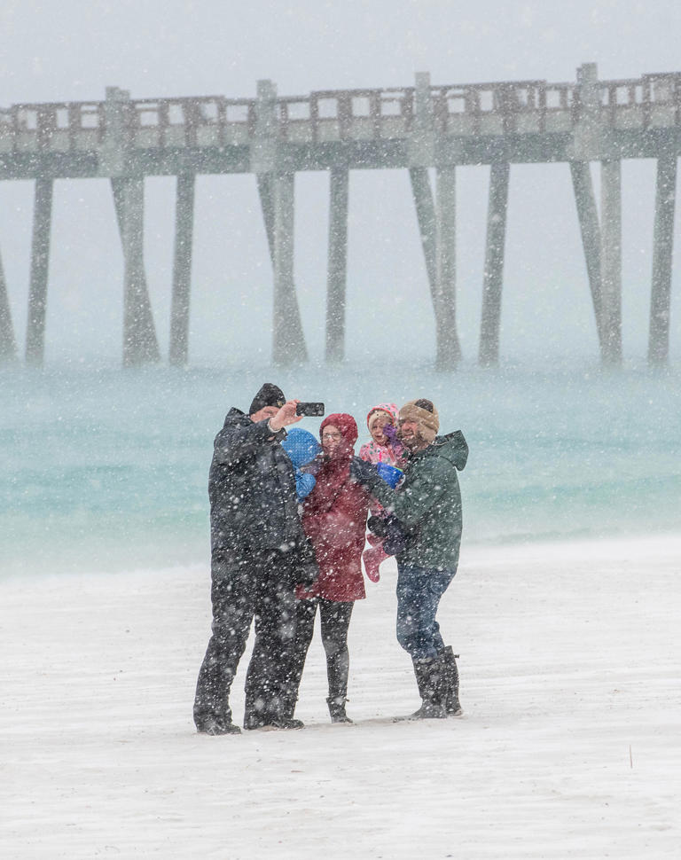 Rare winter storm in Florida: See snow photos from Pensacola ...