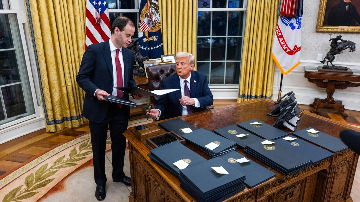 Bouton rouge pour commander du Coca, buste de Winston Churchill ...