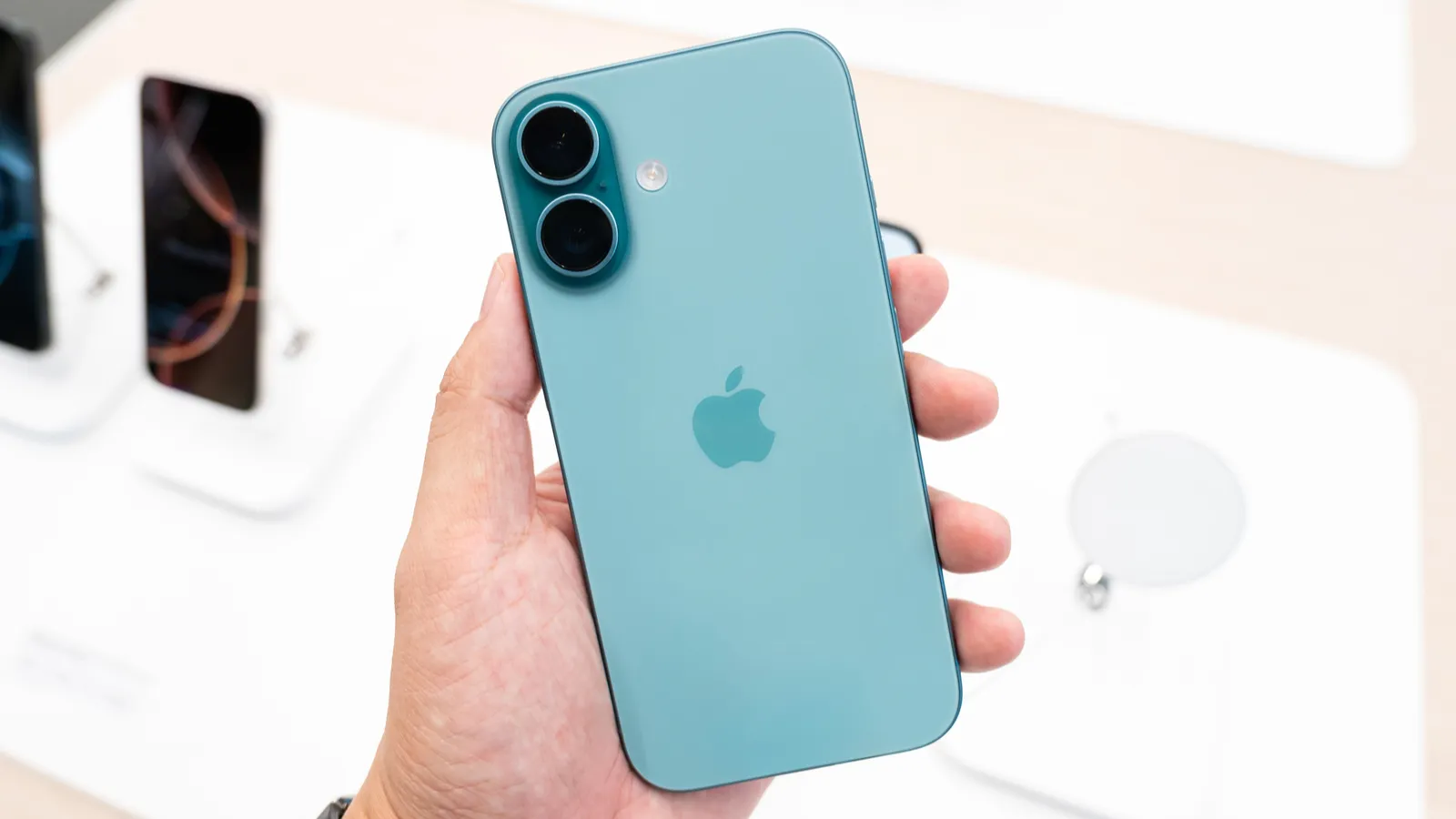 Angry Users Sue Apple Over AI Delay