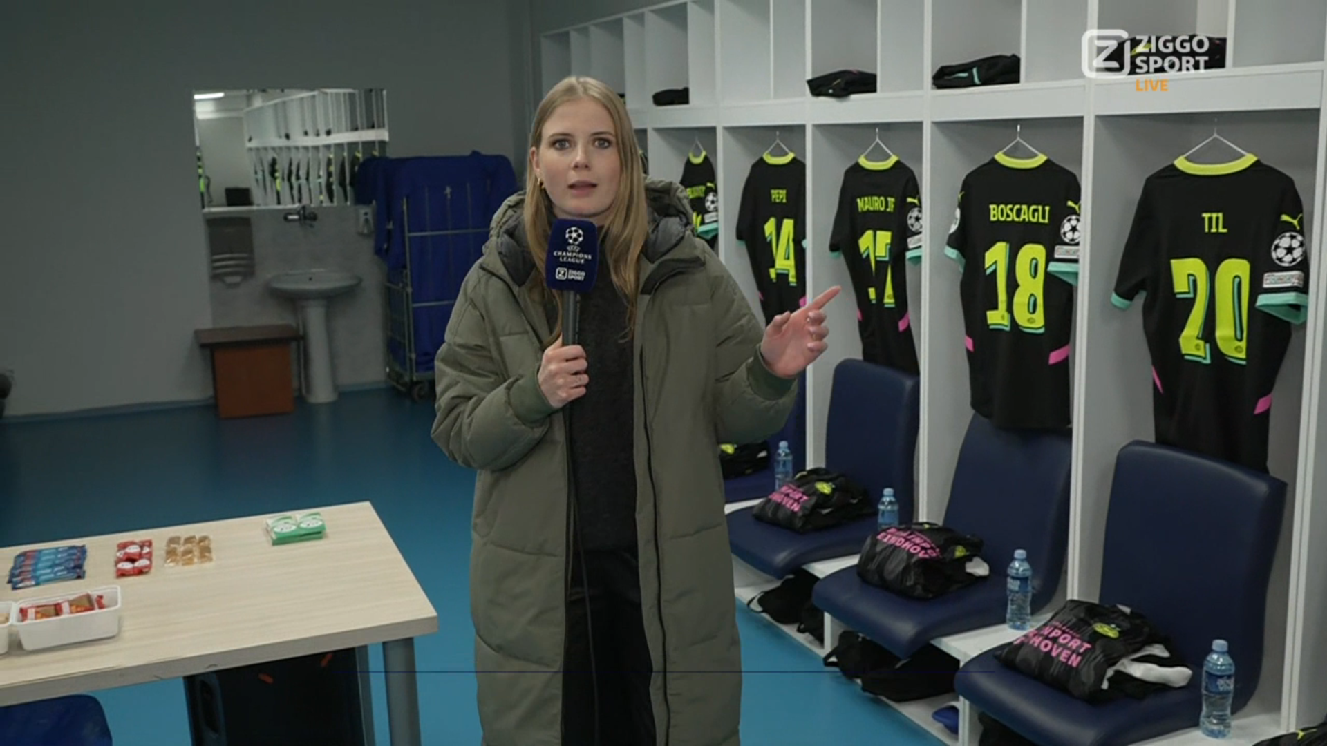 Noa Vahle staat in kleedkamer PSV en Youri Mulder spreekt onmiddellijk ...