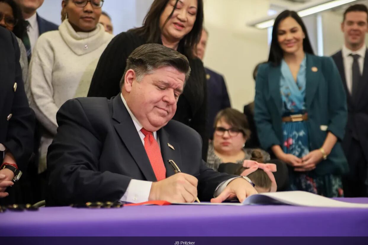 Gov. Pritzker signs Bipartisan Dignity in Pay Act