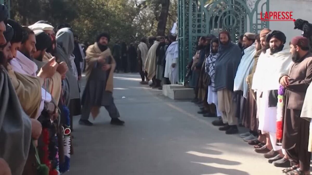Afghanistan, leader talebano torna a Kabul dopo scambio prigionieri con Usa