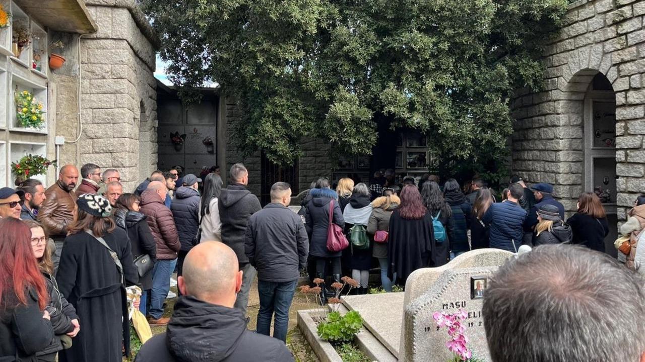 Professoressa morta dopo la caduta dalle scale: grande folla ai funerali