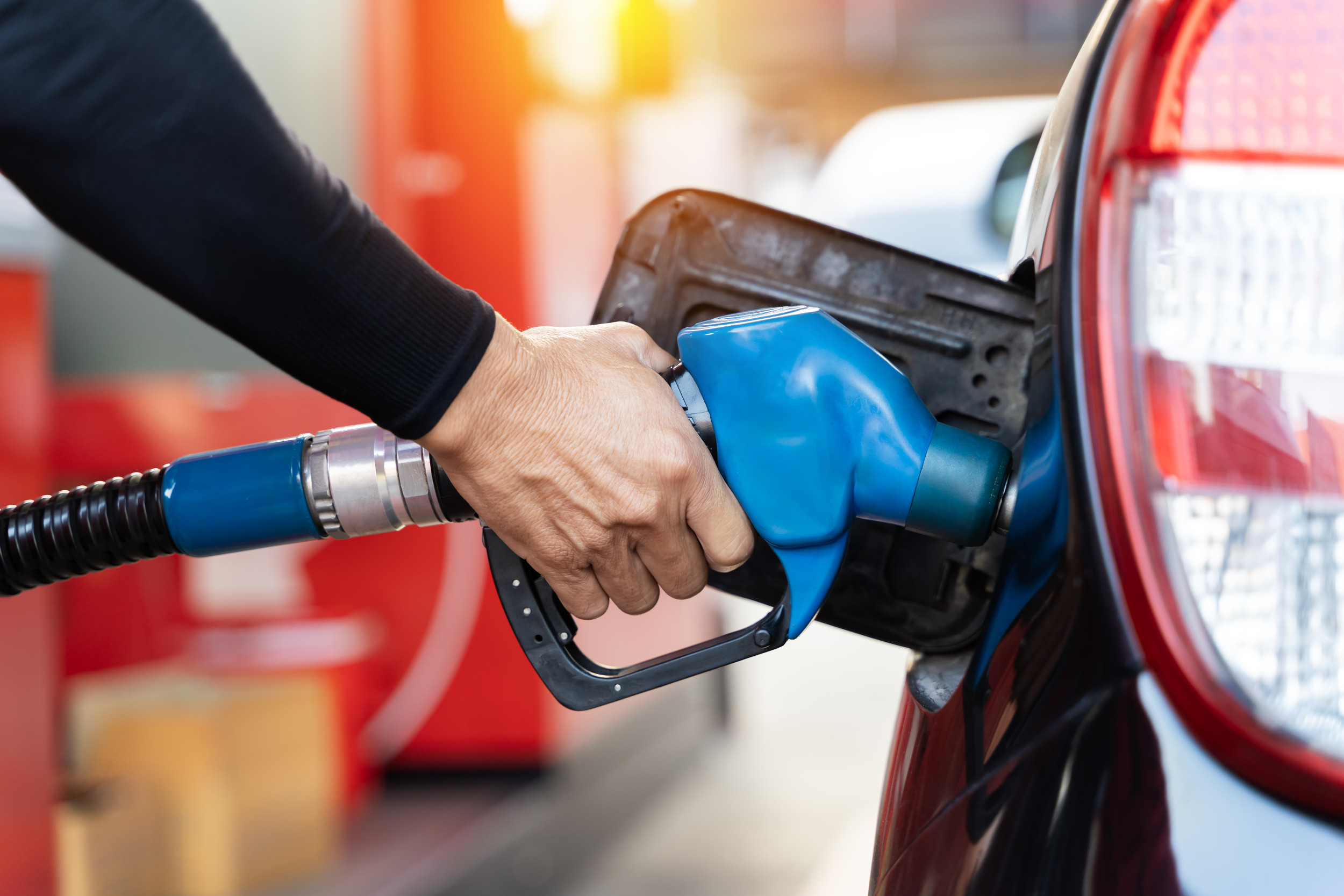 Car Expert Warns Why You Should Never Add More Fuel After the Nozzle ...
