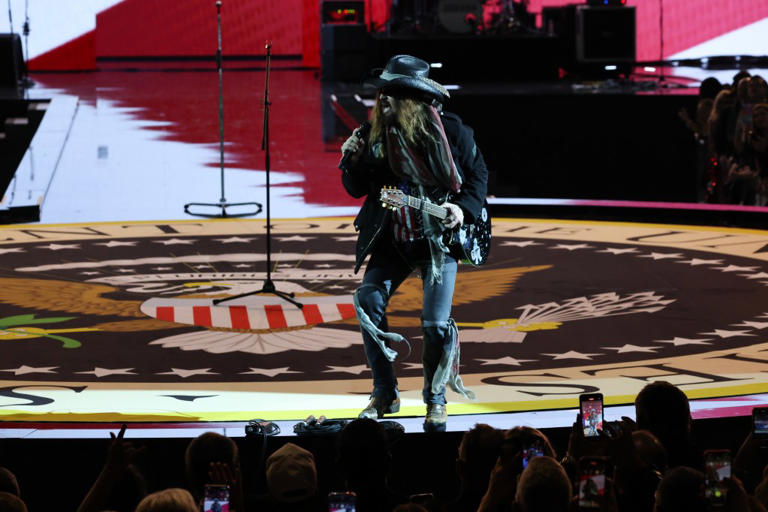 Billy Ray Cyrus melts down during ‘embarrassing’ performance at Trump’s ...