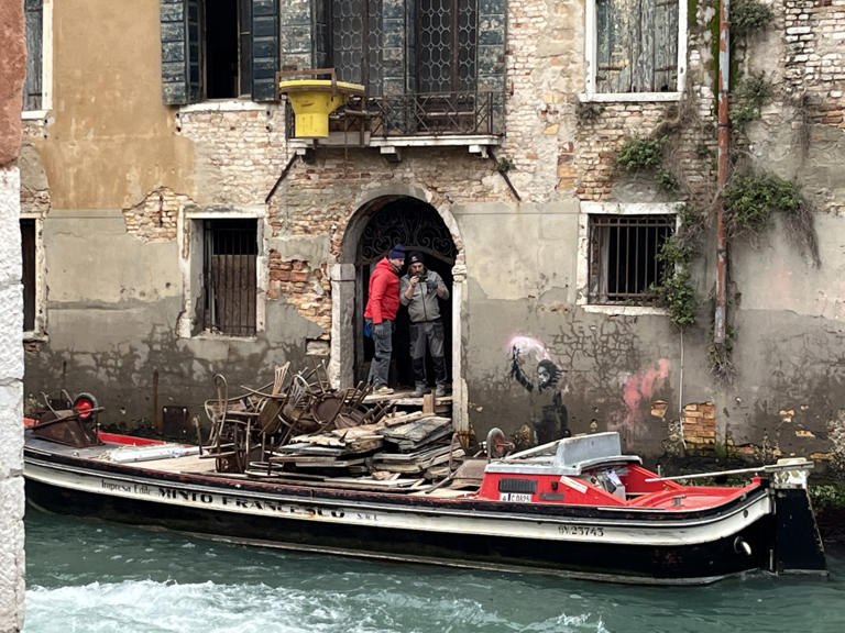 Venezia, il graffito di Banksy sarà rimosso dal muro per salvarlo: il ... Venezia, il graffito di Banksy sarà rimosso dal muro per salvarlo: il ...