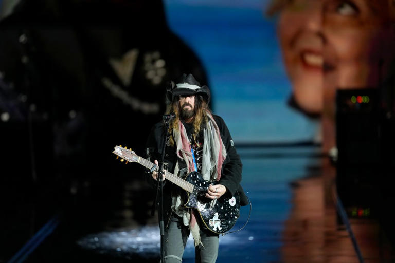 Billy Ray Cyrus melts down during ‘embarrassing’ performance at Trump’s ...