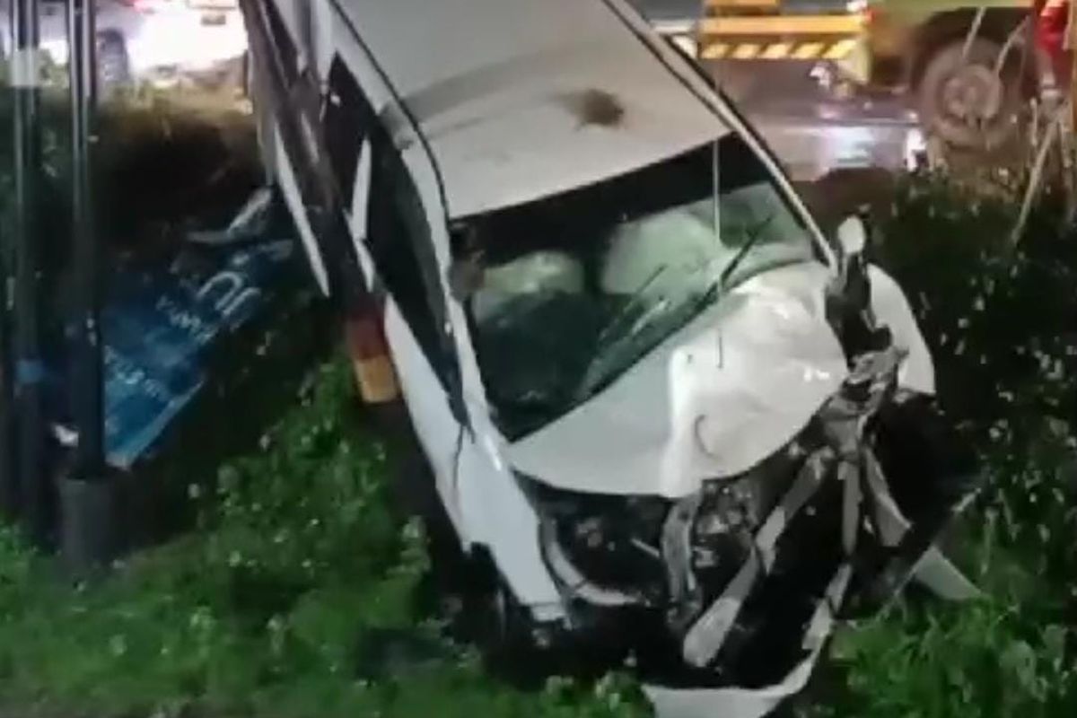 Tragedi Ban Depan Selip di Perlintasan Kereta Api, Daihatsu Sigra ...