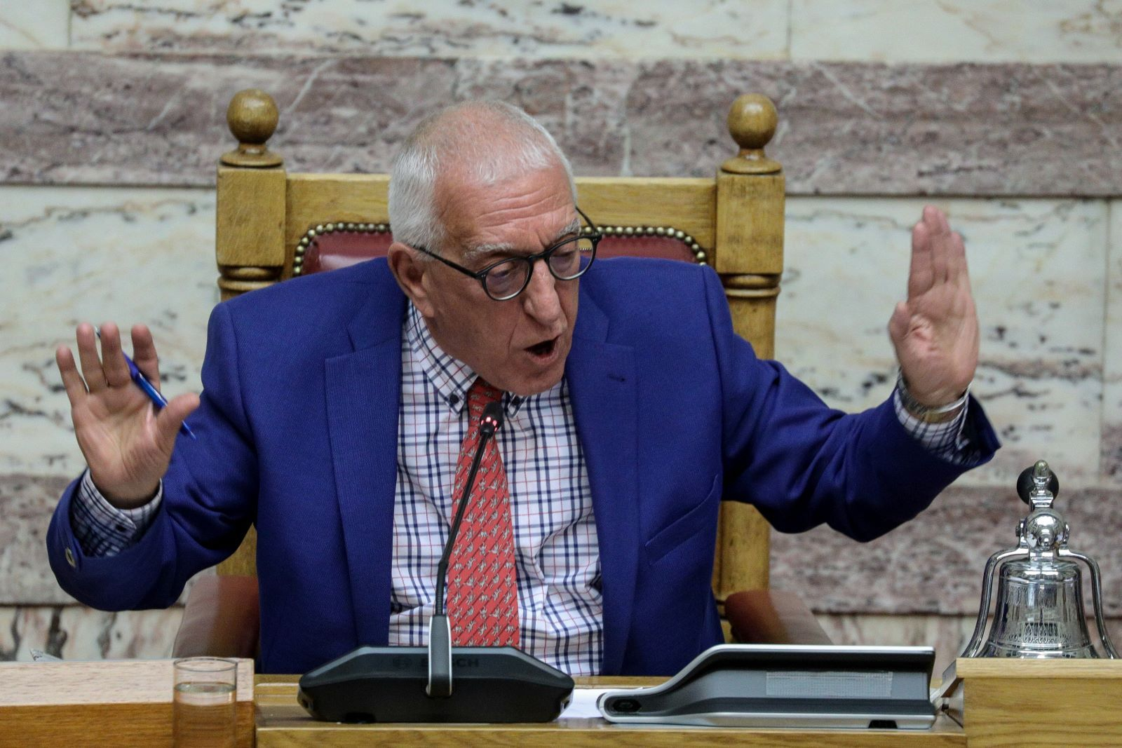 Παρέμβαση Κακλαμάνη μετά το επεισόδιο με Βελόπουλο: "Το βήμα της Βουλής ...