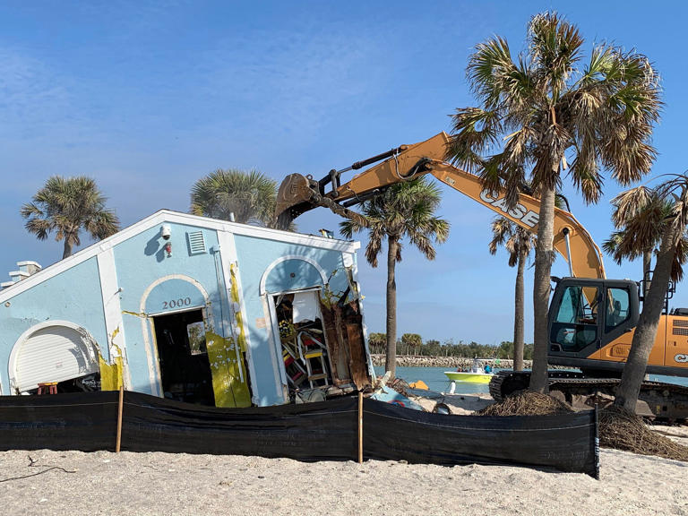 Contractor removes Jetty Jack's from Venice waterfront park, which is ...