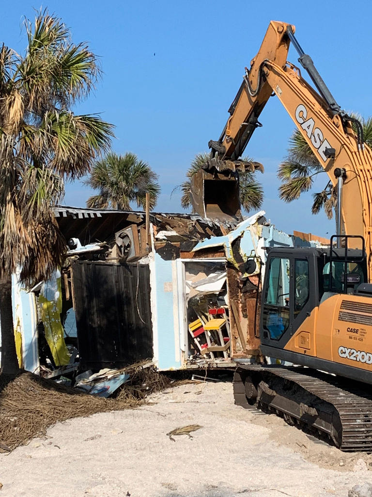 Contractor removes Jetty Jack's from Venice waterfront park, which is ...