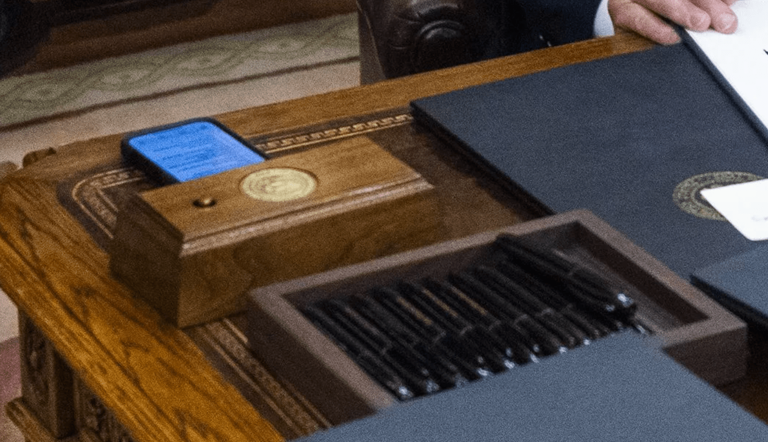 Red button in Trump's office: What it is for and why scares everyone