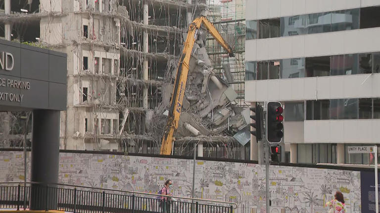 Machine issue halts work on collapsed 10-storey Sydney building
