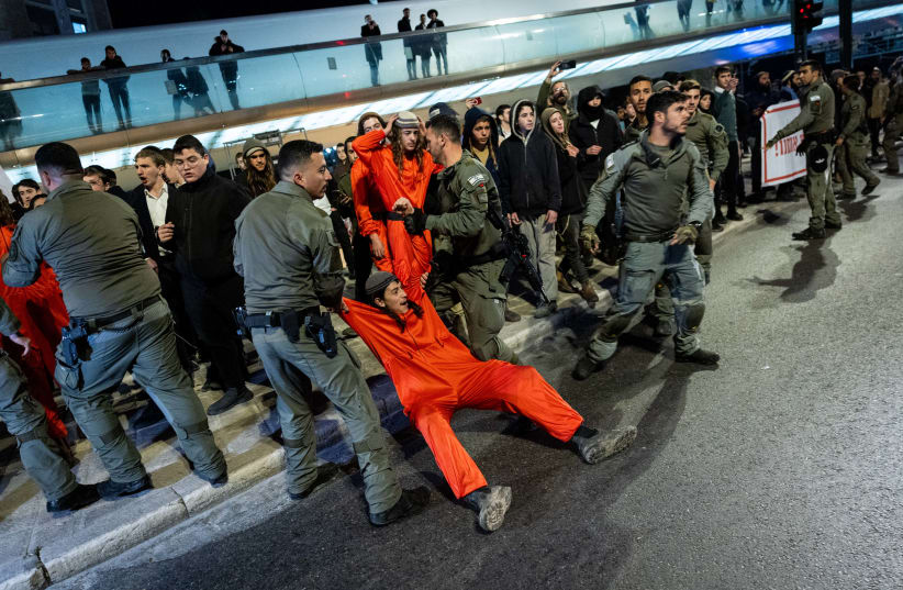 Right-wing activists protest in Jerusalem over police shooting in West ...