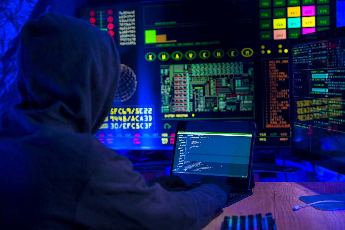 Poursuite des raids visant plusieurs sites internet suisses