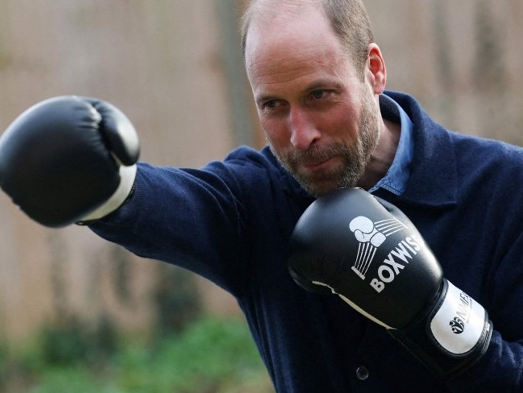 Boxing training: Prince William proves his royal punching power