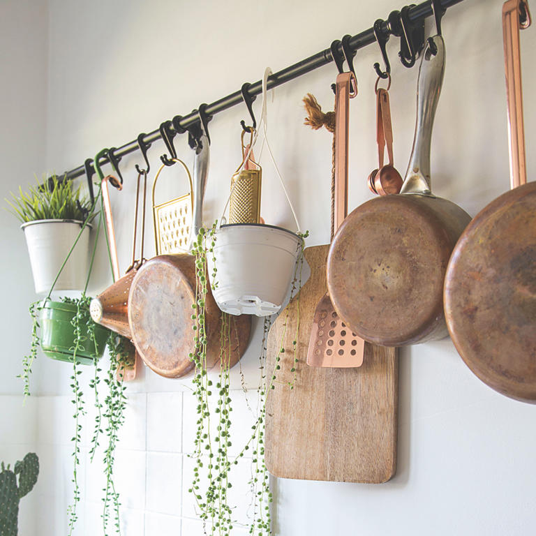 6 tricks I use to display pans in a kitchen as an interior stylist that ...