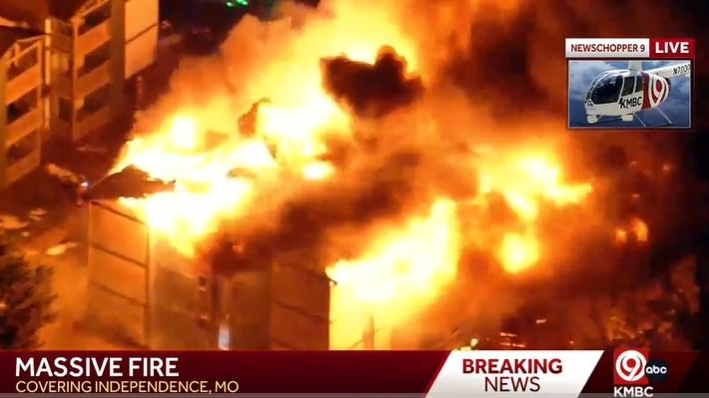 Massive morning fire destroys Independence apartment building