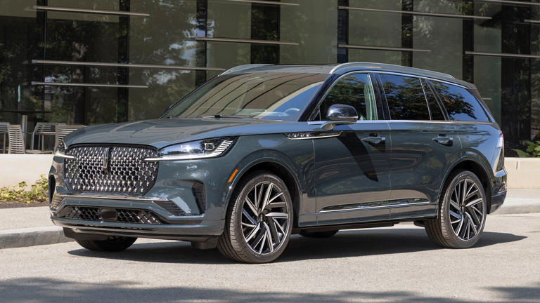 Best 6-Cylinder SUVs | 2025 Ratings | CarBuzz