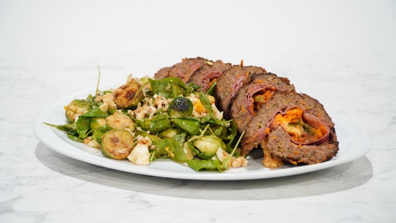 Súper pan de carne arrollado con ensalada