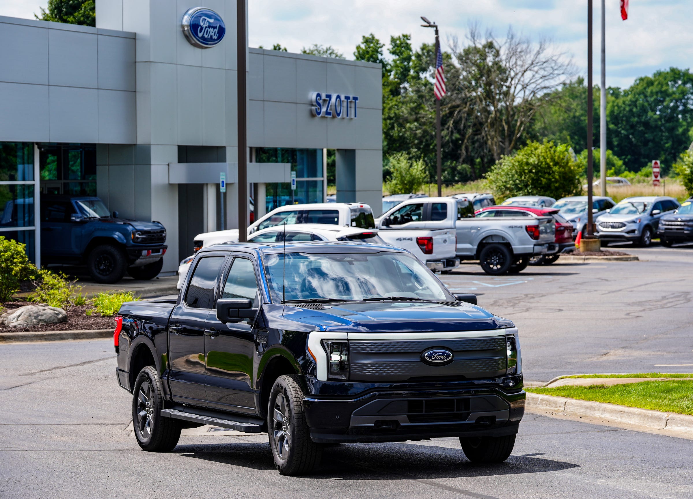 New car average transaction prices flirt with record highs and GM, Ford ...