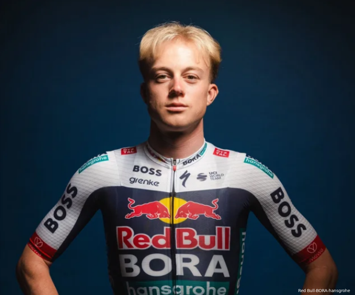 🎥 Bizar! Auto rijdt parcours Ster van Bessèges op en veroorzaakt crash: Van Gils stapt 'met ...